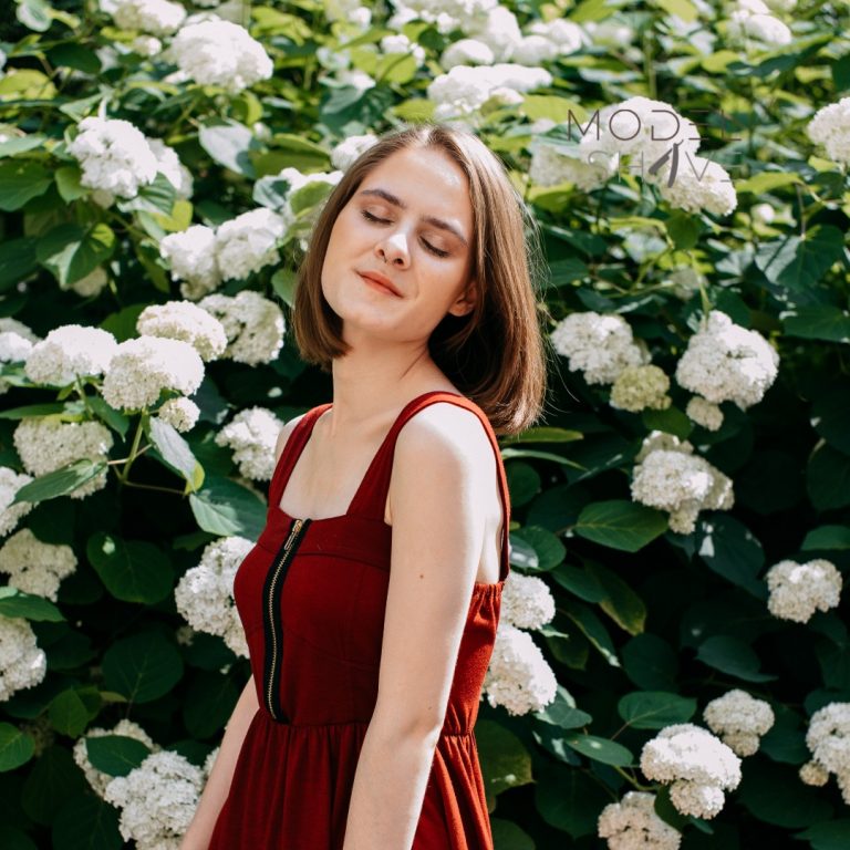 Lady does a full head shave in a classic barbershop. - Model Shave